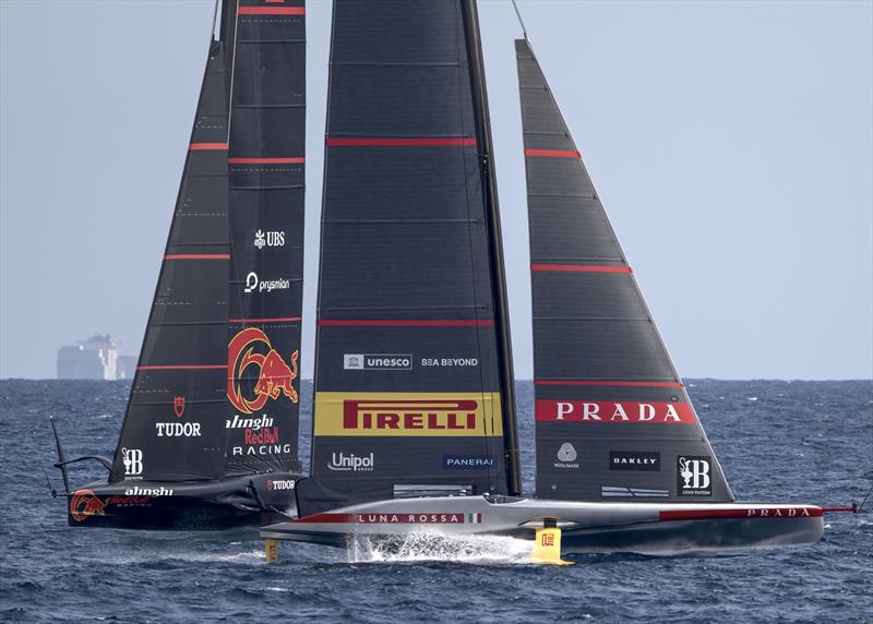 Alinghi Red Bull Racing vs. Luna Rossa Prada Pirelli on Louis Vuitton ...