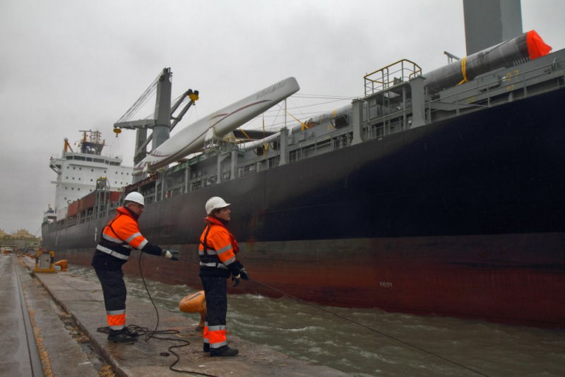 Alinghi arrives in Valencia for the 33rd Americas Cup